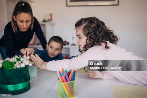 사립 학교에서 수업에 그림을 그리는 아이들과 함께 하는 여성 교사 3 명에 대한 스톡 사진 및 기타 이미지 3 명 고등학교 이하 공부 Istock