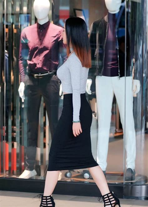 街拍：肉感美少妇，灰色紧身衣黑色包臀裙，身材曲线太诱人 美少妇 紧身衣 包臀裙 新浪新闻