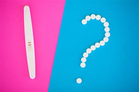 임신 계획 Concep입니다 2 개의 줄무늬와 파란색 배경에 피임약 긍정적인 임신 테스트 가능성에 대한 스톡 사진 및 기타 이미지 가능성 건강관리와 의술 검사 보기