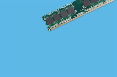 파란색 테이블에 전자 부품 구성 요소와 컴퓨터에 대 한 Ram 메모리의 녹색 스틱 평면도 컴퓨터 수리 개념입니다 텍스트의 공간 복사 Cpu에 대한 스톡 사진 및 기타 이미지