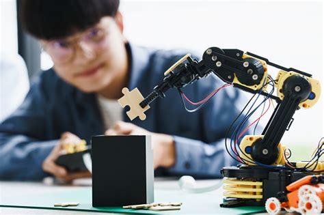 아시아 십대 학생들은 집에서 로봇 팔과 로봇 자동차 숙제 프로젝트를 하거나 놀고 회로를 조립하고 코딩합니다 로봇 공학 프로그래밍 및 Stem 교육 개념의 기술 16 17