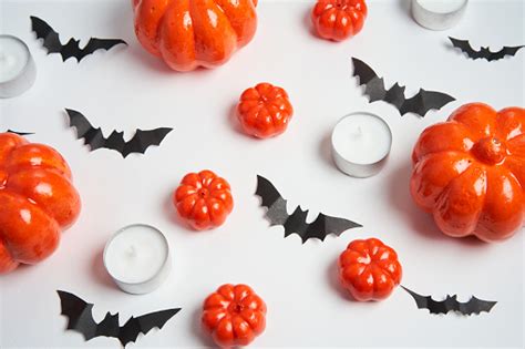 할로윈 배경 오렌지 장식 플라스틱 호박 검은 종이 박쥐 화이트 골판지 추수 감사절 인사말 카드 0명에 대한 스톡 사진 및 기타 이미지 Istock