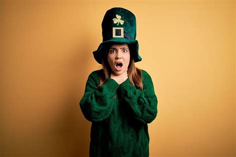 젊은 아름 다운 갈색 머리 여자 세인트 패트릭 의 날 축하 외치고 고통 스러운 목졸라 때문에 질식에 녹색 모자를 입고 건강 문제 질식 과 자살 개념 St Patricks