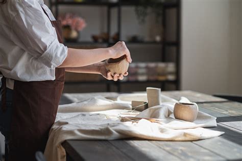 식탁에 점토 조각을 형성하는 여성 도공 여성 세라믹 아이템을 만드는 예술 스튜디오에서 도자기 작업 수제 및 창작 기술 공예에 대한 스톡 사진 및 기타 이미지 Istock