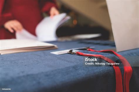 컨퍼런스 컨퍼런스 포럼 이벤트 등록 데스크 테이블 이름 배지 및 입장 팔찌 팔찌를 받는 방문객 및 참석자 및 전자 티켓 등록 과정 Congress에 대한 스톡 사진 및 기타