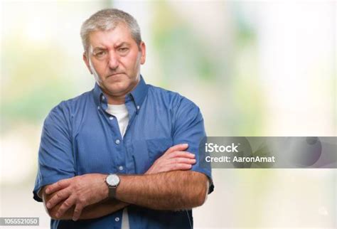 격리 된 배경 회의론 및 교차 팔과 얼굴에 긴장 Disapproving 식 잘생긴 수석 남자 부정적인 사람입니다 불쾌한에 대한 스톡 사진 및 기타 이미지 Istock