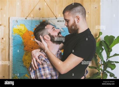 Jeune Couple Homosexuel Banque De Photographies Et Dimages Haute R Solution Alamy