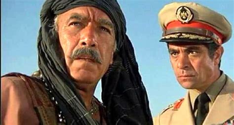 عکس بهروز وثوقی و آنتونی کوئین در پشت صحنه فیلم کاروان ها؛ سال ۵۶