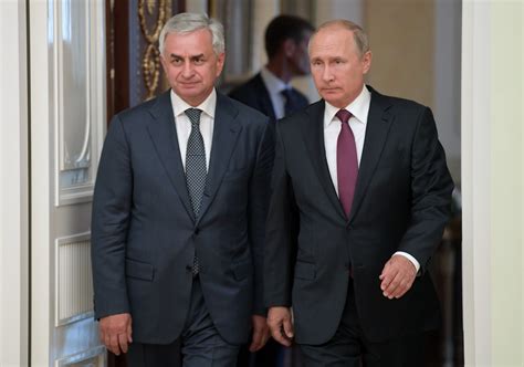 Путин сердечно поздравил президента Абхазии с Днём победы и независимости