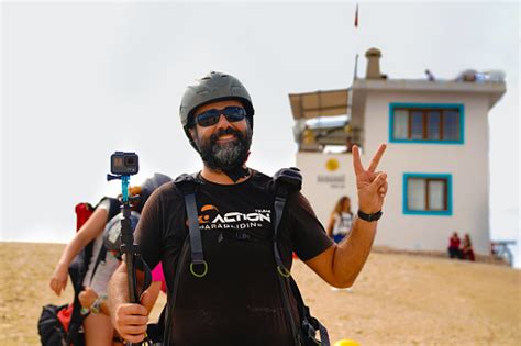 패러글라이더는 액션 카메라를 들고와 승리를 보여주는 산 Babadag에 서명 하 고 실행 하거나 점프는 패러글라이딩에 대한 스톡 사진 및 기타 이미지 Istock