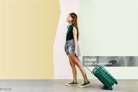 행복 한 젊은 여행자 여자 함께 산책 가방 및 음악 헤드폰 얼굴 보고 미소 배경 전체 길이 측면 모습으로 다채로운 파스텔 벽 가방에 대한 스톡 사진 및 기타 이미지 Istock