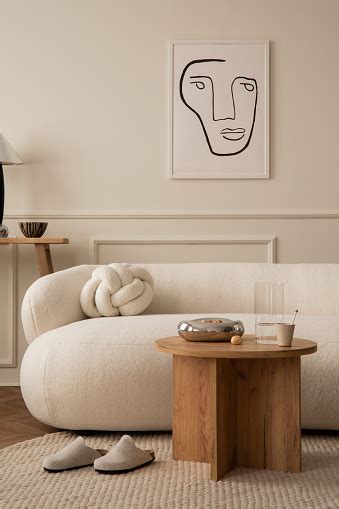 모형 포스터 프레임 흰색 소파 나무 커피 테이블 슬리퍼 꼰 베개 둥근 깔개 및 은색 개인 액세서리가 있는 거실 인테리어 디자인 가정 장식 템플렛 0명에 대한 스톡 사진 및