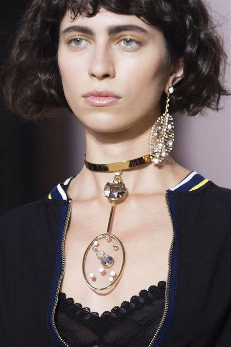 Что носить на шее Модные аксессуары 2018 года на фото Jewelry Fashion Trends Runway Jewelry