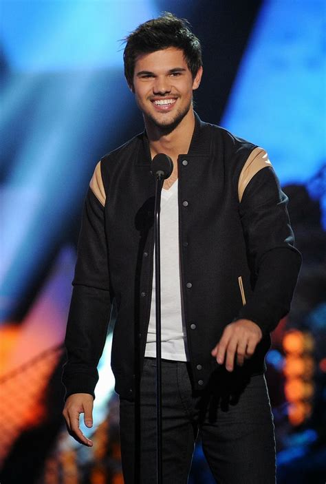 Vídeo Taylor Lautner No Cartoon Network Hall Of Game Awards 15 02 2014