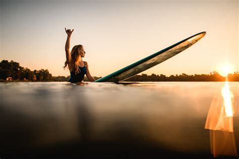 잘 생긴 여자 앉아 서핑 스타일 웨이크 보드에 물과 보여주는 손 제스처 건강한 생활방식에 대한 스톡 사진 및 기타 이미지 건강한 생활방식 관광 관광객 Istock