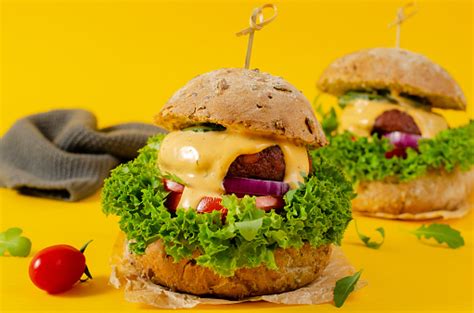 야채와 소스를 곁들인 맛있는 햄버거 노란색 배경에 신선하고 맛있는 식물성 고기 없는 버거 고기에 대한 스톡 사진 및 기타 이미지 고기 곡초류 굽기 Istock