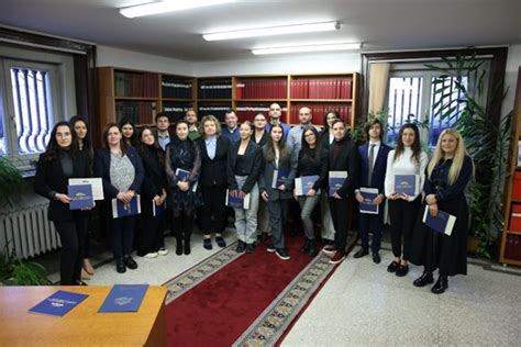 Наталия Киселова връчи удостоверения на студенти по Право