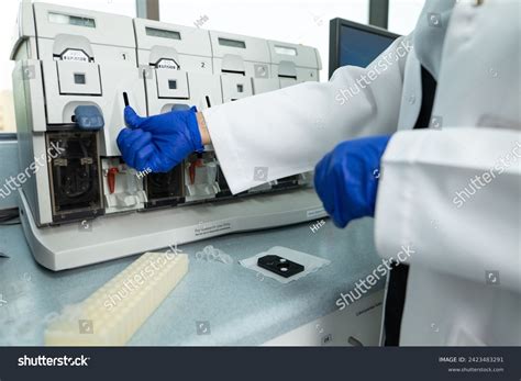 Lab Technologist Uses Flow Cytometry Equipment库存照片2423483291 Shutterstock