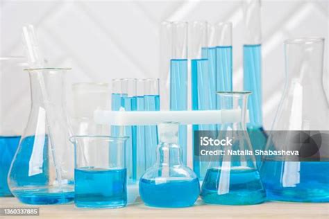 테스트 튜브에 파란색 액체가있는 실험실 유리 제품 과학 실험실 플라스크 드롭퍼 페트리 접시 비커 및 실린더 실험실 장비 0명에 대한 스톡 사진 및 기타 이미지 Istock
