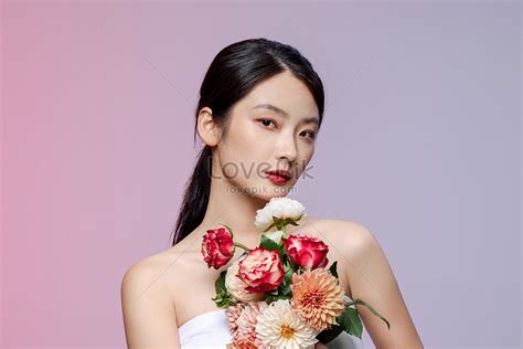 꽃다발을 들고 있는 세련된 여성의 예술적인 사진 사진 무료 다운로드 Lovepik