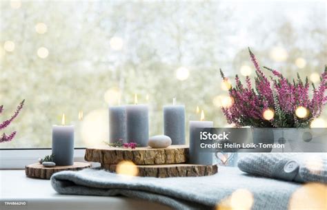 가을에 대 한 준비 아연 냄비에 일반적인 헤더 꽃 가정 장식 아이디어 창틀에 아늑한 계절 장식의 집합입니다 회색 촛불 조명 나무 보드 화분에 일반적인 분홍색 헤더 꽃 정물