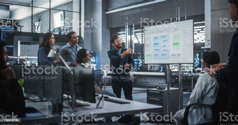 다민족 인도 소프트웨어 엔지니어 팀이 컴퓨터 공학 부서에서 수행한 코드를 검토하기 위해 회의를 하고 있습니다 사무실에서 프로젝트 관리자를 위한 프레젠테이션을 하는 동료