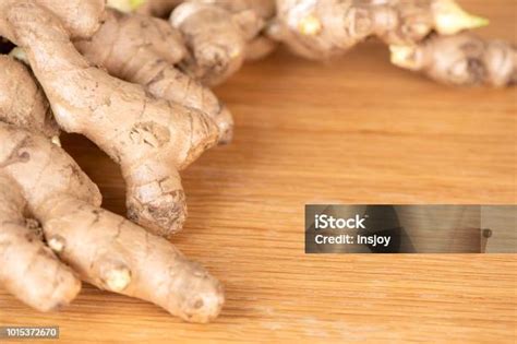 나무 배경 표 텍스트에 대 한 공간에 생강 뿌리 생강 슬라이스 생강 가루 갈색에 대한 스톡 사진 및 기타 이미지 갈색 거친 건강관리와 의술 Istock