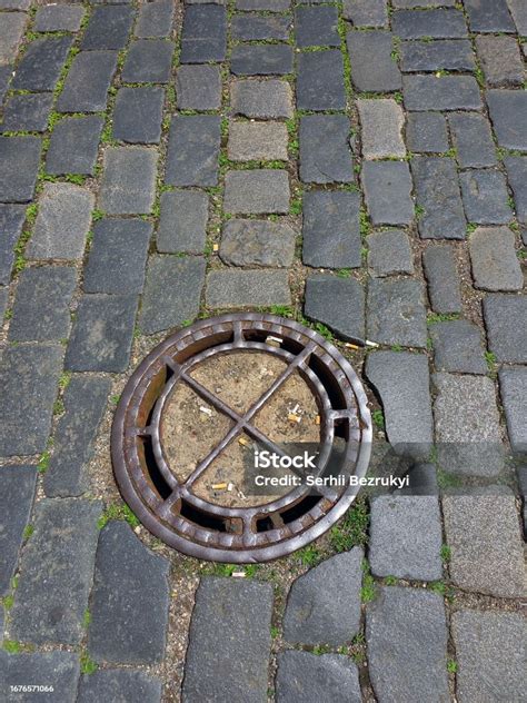 빗물 배수를 위한 하수구 또는 소화전의 빈티지 금속 해치 강철에 대한 스톡 사진 및 기타 이미지 강철 거리 거친 Istock