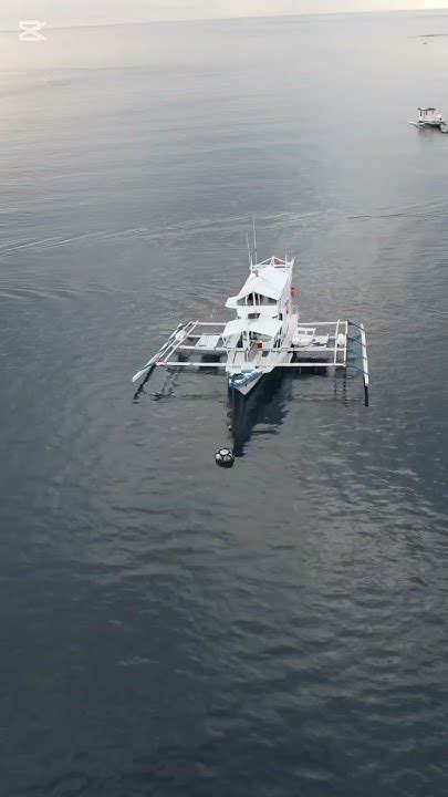 필리핀의 전형적인 수제 선박으로 방카”라고 부르며 다이빙 리브어보드용으로 2층구조로 수면 휴식 공간이 있다 Youtube