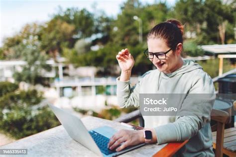 바다의 카페에서 노트북과 휴대 전화를 사용하여 일하는 젊은 성인 여성 40 44세에 대한 스톡 사진 및 기타 이미지 40 44세 거리가 먼 관광객 Istock