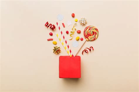 복사 공간이 있는 컬러 배경에 떨어지는 다양한 전통 사탕으로 가득 찬 구석에 있는 선물 상자 해피 홀리데이 판매 개념 0명에 대한 스톡 사진 및 기타 이미지 Istock