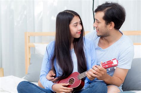 젊은 아시아 몇 행복과 편안한 우쿨렐레를 연주 하 고 즐거운 침실에서 2명에 대한 스톡 사진 및 기타 이미지 2명 귀여운 남자 Istock