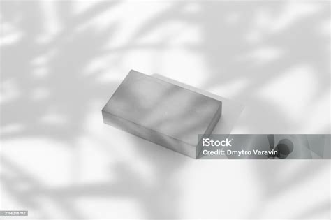 돌 연단으로 만든 화장품 제품 발표 장면과 흰색 배경에 그림자를 남깁니다 미용 및 화장품을 전시하는 데 이상적입니다 위 보기 건설 플랫폼에 대한 스톡 사진 및 기타 이미지