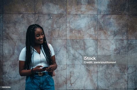 스마트 폰을 사용하여 쾌활한 아프리카 계 미국인 여성 외부 땋은 머리에 대한 스톡 사진 및 기타 이미지 땋은 머리 20 24세 Brand Name Smart