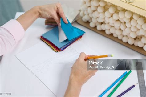 인테리어 디자이너는 연필로 사무실에서 책상에 그립니다 개념에 대한 스톡 사진 및 기타 이미지 개념 건설 산업 건설업자 Istock