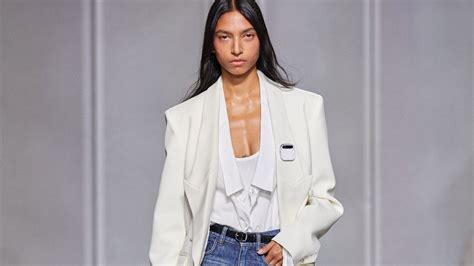 Cómo Llevar Jeans Elegantes En Primavera Verano 2024 Según Las