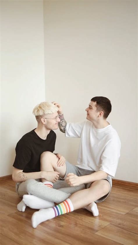 관계 꽃 날짜 남성 남자 남자친구 낭만적인 농촌의 단란함 달콤한 순간 레저 로맨스 로맨틱 커플 만지다