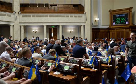 Рада схвалила закон про е декларування з правкою Зеленського Вечірній Київ