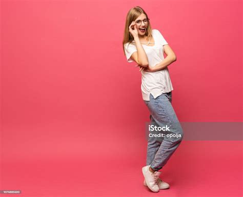 행복 한 아름 다운 소녀 핑크 배경에 고립 된 전체 길이에 서 귀여운에 대한 스톡 사진 및 기타 이미지 귀여운 금발 머리 명랑한 Istock