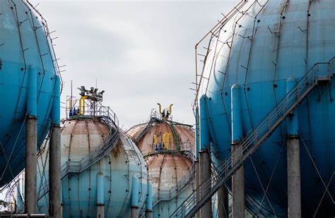 일광 기종 아스투리아스 스페인의 석유 화학 산업에서 구형 천연 가스 탱크 0명에 대한 스톡 사진 및 기타 이미지 0명