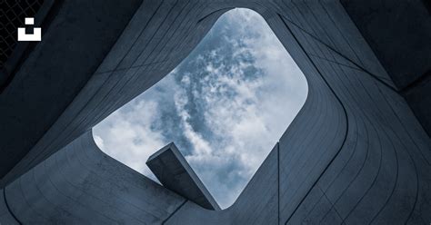 파란색과 흰색 맑은 흐린 하늘 아래 회색 콘크리트 건물의 벌레 눈 보기 사진 Unsplash의 무료 배경 화면 이미지