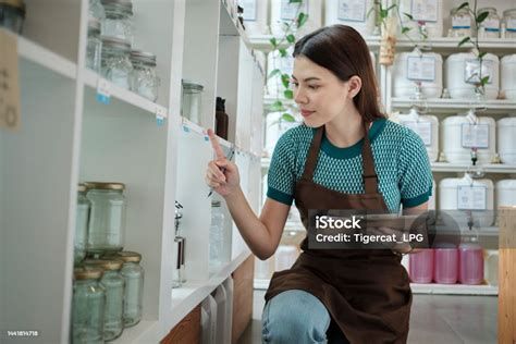 상점 주인은 리필 매장 제로 폐기물 및 플라스틱이없는 식료품 점의 재고를 확인합니다 Po에 대한 스톡 사진 및 기타 이미지 Po 감소 검사 보기 Istock