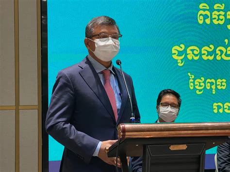 ឯកឧត្ដម បណ្ឌិតសភាចារ្យ ហង់ ជួនណារ៉ុន ប្រគល់សញ្ញាបត្រ ថ្នាក់បរិញ្ញាបត្រ ជូនដល់និស្សិត Tnaot