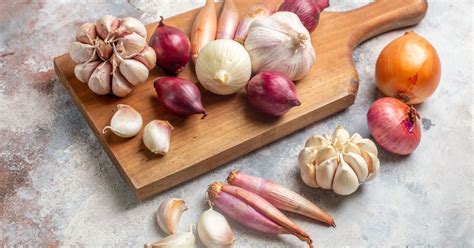 Як правильно зберігати цибулю взимку у погребі та квартирі — поради експерта — Шуба