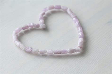 분홍색 심 혼입니다 Kunzite은 보석을 만들기 위한 자연 핑크 돌 이다 핑크와 라일락 돌의 자연적인 결정 0명에 대한 스톡 사진 및 기타 이미지 Istock