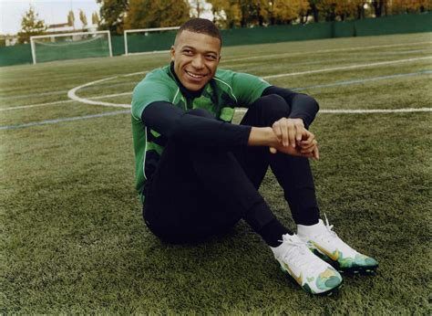 Kylian Mbappé Wiki Taille Âge Petite Amie Femme Famille