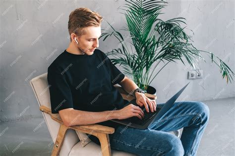 Premium Photo Pensive Caucasian Man Mobile Developer Programmer