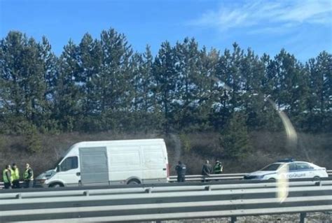 Задържаха мигранти в микробус на АМ „Тракия“