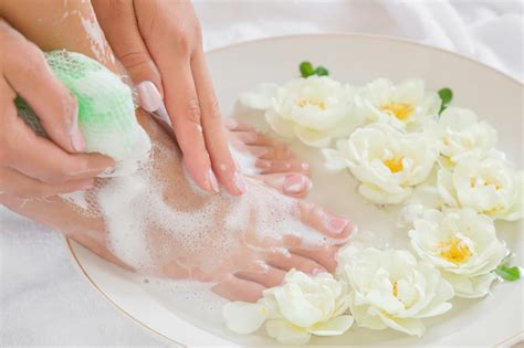 여자 화장실에 활에 그녀의 다리를 세척 바디 크림 로션 이나 샤워와 면도 후 오일으로 깨끗 하 고 부드러운 피부에 관심이 있다 신선 하 고 향기로운 흰색 장미는 물에 가꿔