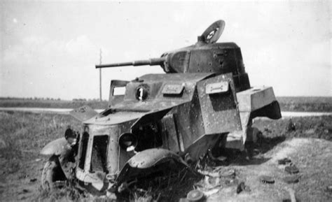 Брошенный советский бронеавтомобиль БА-10М — военное фото
